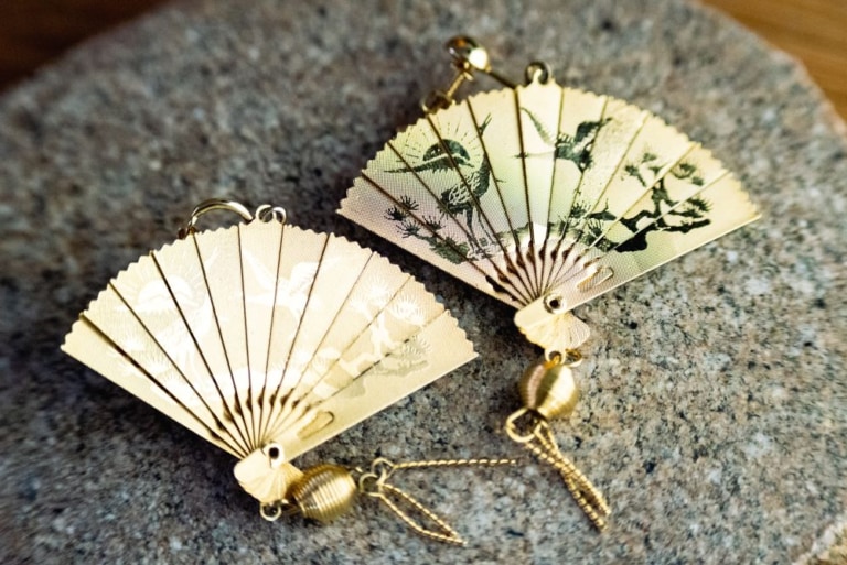 かが屋・加賀翔『キングオブコント』のために用意していただいた「扇のイヤリング」【QJWebカメラ部】 - QJWeb クイック・ジャパン ウェブ