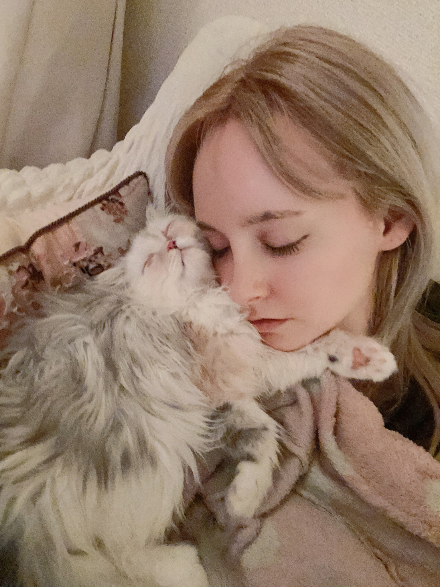 日本で過ごす孤独で苦難の日々、そばにいてくれた愛猫へ。ジェマ・ルイーズの【“推し”の推し猫#8】 - QJWeb クイック・ジャパン ウェブ