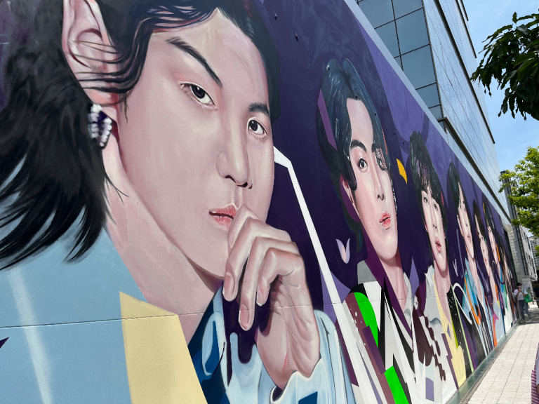 【BTS10周年】巨大壁画、打ち上げ花火…韓国がお祭りムード一色に！現地在住ライターが見た、熱狂の光景 - QJWeb クイック・ジャパン ウェブ