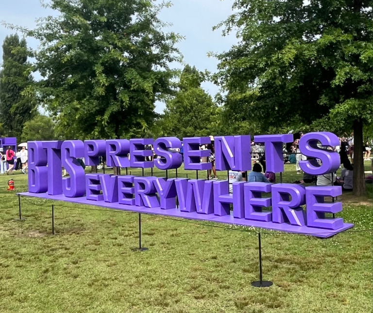 【BTS10周年】巨大壁画、打ち上げ花火…韓国がお祭りムード一色に！現地在住ライターが見た、熱狂の光景 - QJWeb クイック・ジャパン ウェブ