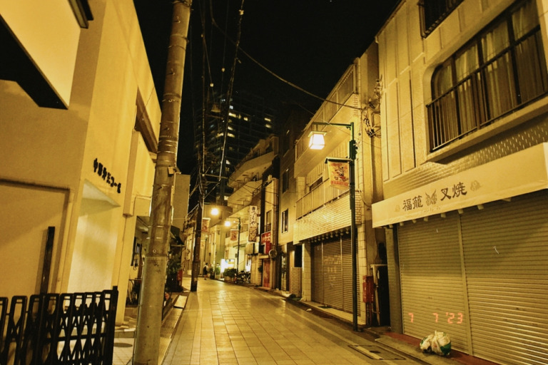 ExWHYZ・mikina、新井薬師前駅でBiSHが見せてくれた夢を考える - QJWeb クイック・ジャパン ウェブ