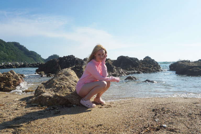 黒船天使、水着で海を大満喫「日本は温泉地にビーチがあるの⁉」＜ジェマ・ルイーズの航海日誌 #6＞ - QJWeb クイック・ジャパン ウェブ