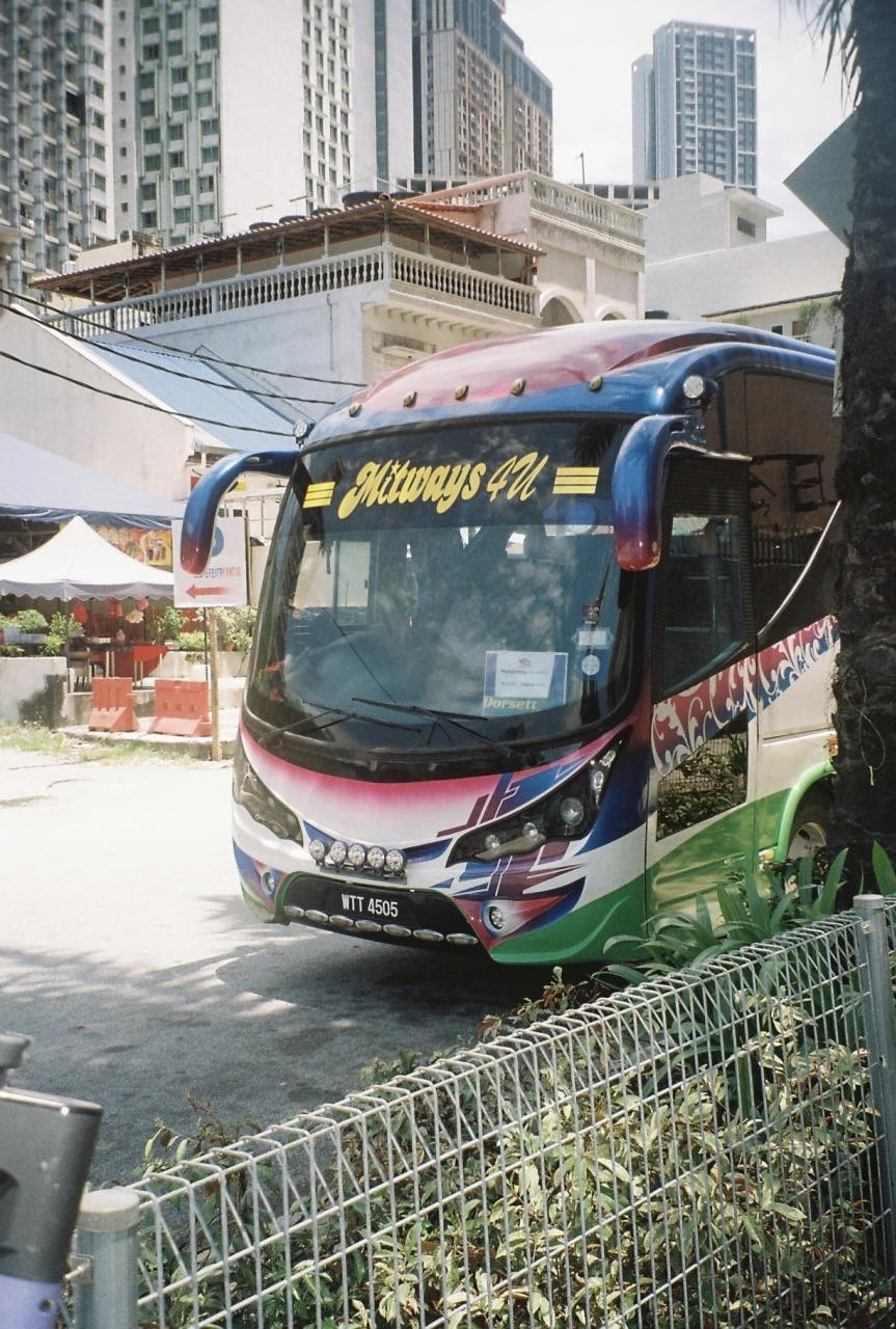 工藤遥がマレーシアで魅了された「おもしろい見た目のバス」【QJカメラ部】 - QJWeb クイック・ジャパン ウェブ