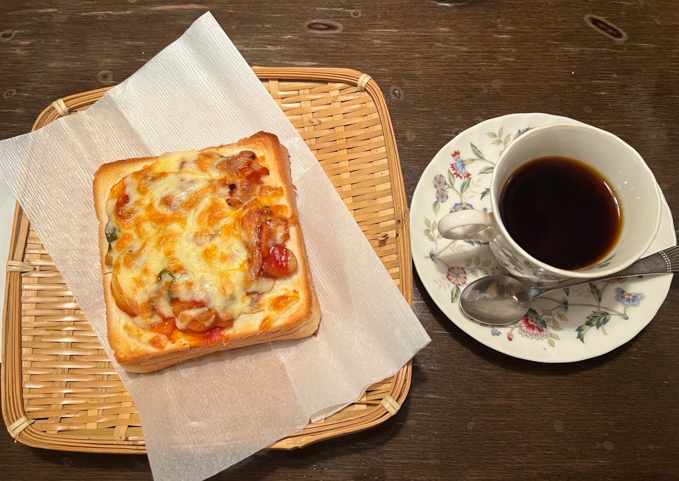 福井俊太郎（GAG）連載「指が輝いてる人はピザ食べた人」第16回【飯田橋×Coffee&Snackカウベル×このピザトースト変態ですねっ】 - QJWeb クイック・ジャパン ウェブ